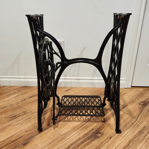 Stunning 1897 Singer Treadle Sewing Machine Cast Iron Base Complete. No ...