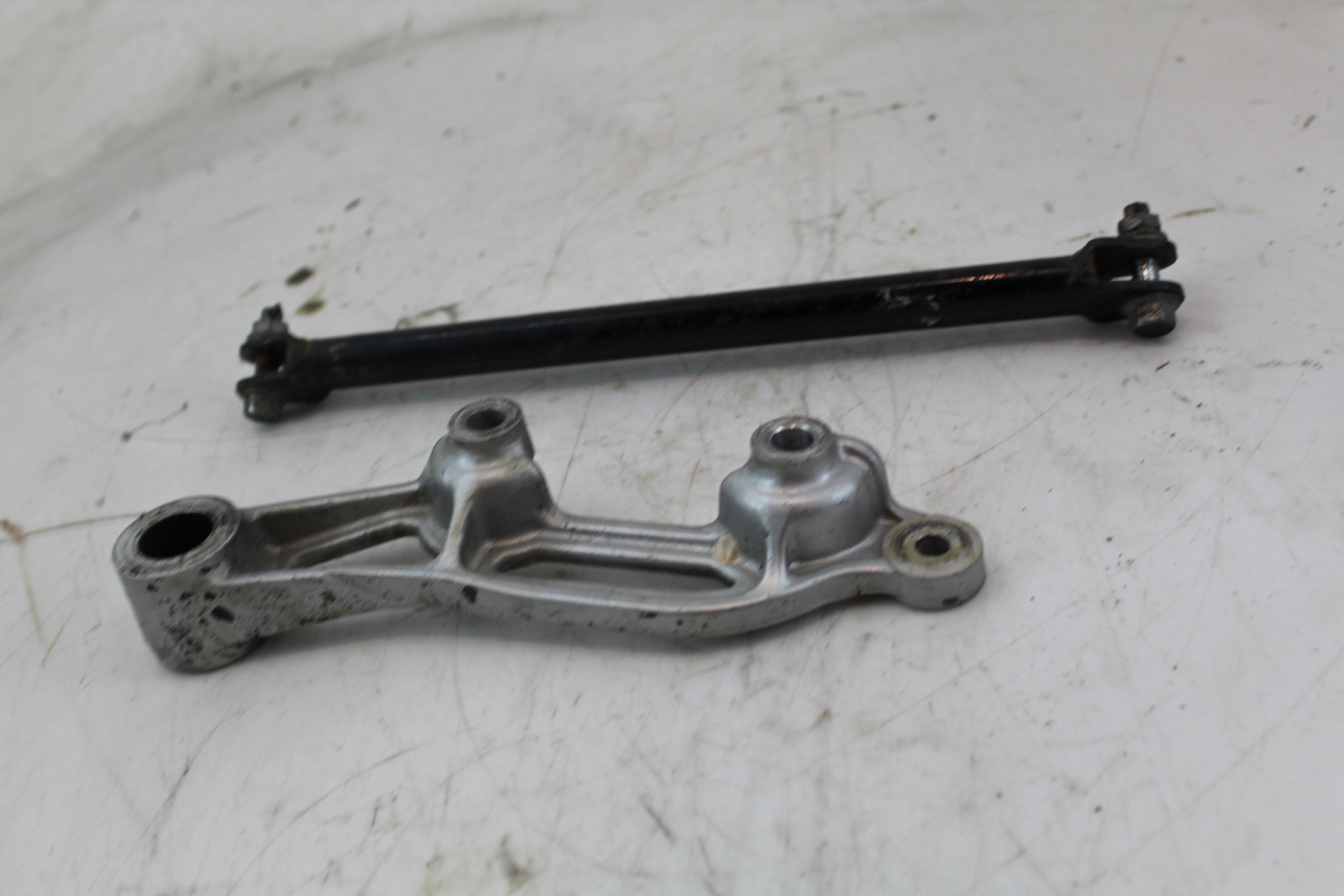 1985 yamaha vmax 1200 rear brake caliper bracket and torque rod | eBay