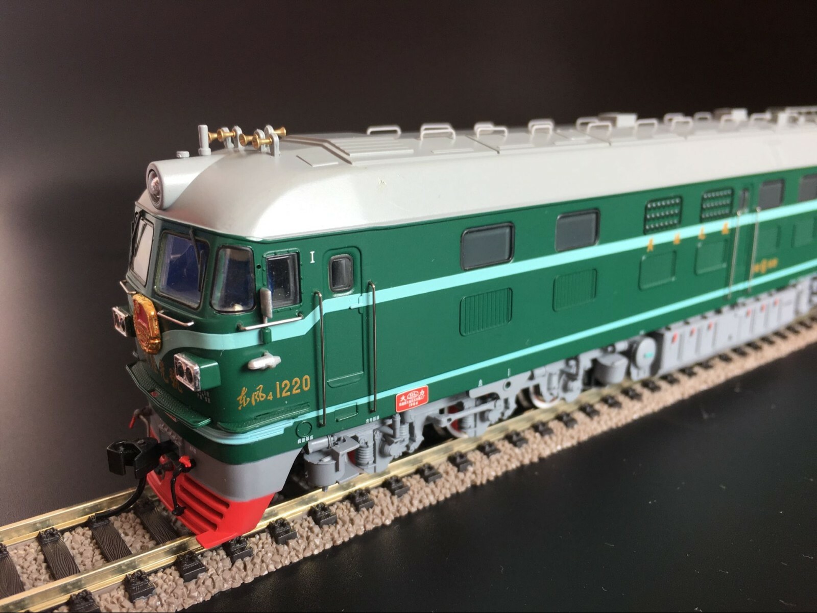 Bachmann China Railway DF4B Diesel Locomotive (Huang Ji Guang) (#1220 ...