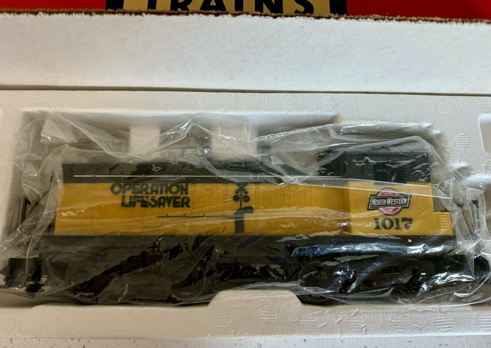 O Gauge 3-Rail Lionel 6-18921 CNW Railway NW2 Diesel Locomotive #1017 ...