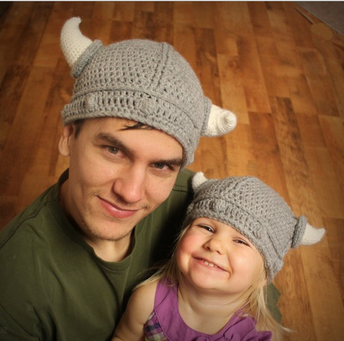 Baby Erwachsene Kostüm Horn Helm Mütze Häkeln Dragon Slayer Gamer Helm ...