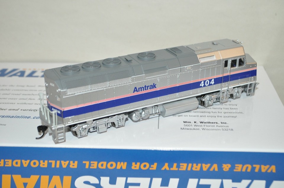 HO scale Walthers Amtrak phase 4 EMD F40PH passenger locomotive train ...