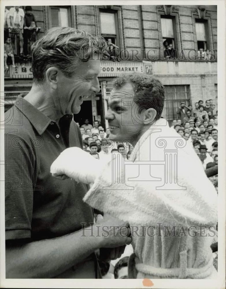 1967 Press Photo Mayor John Lindsay spars with Carlos Ortiz in East Harlem, NY | eBay
