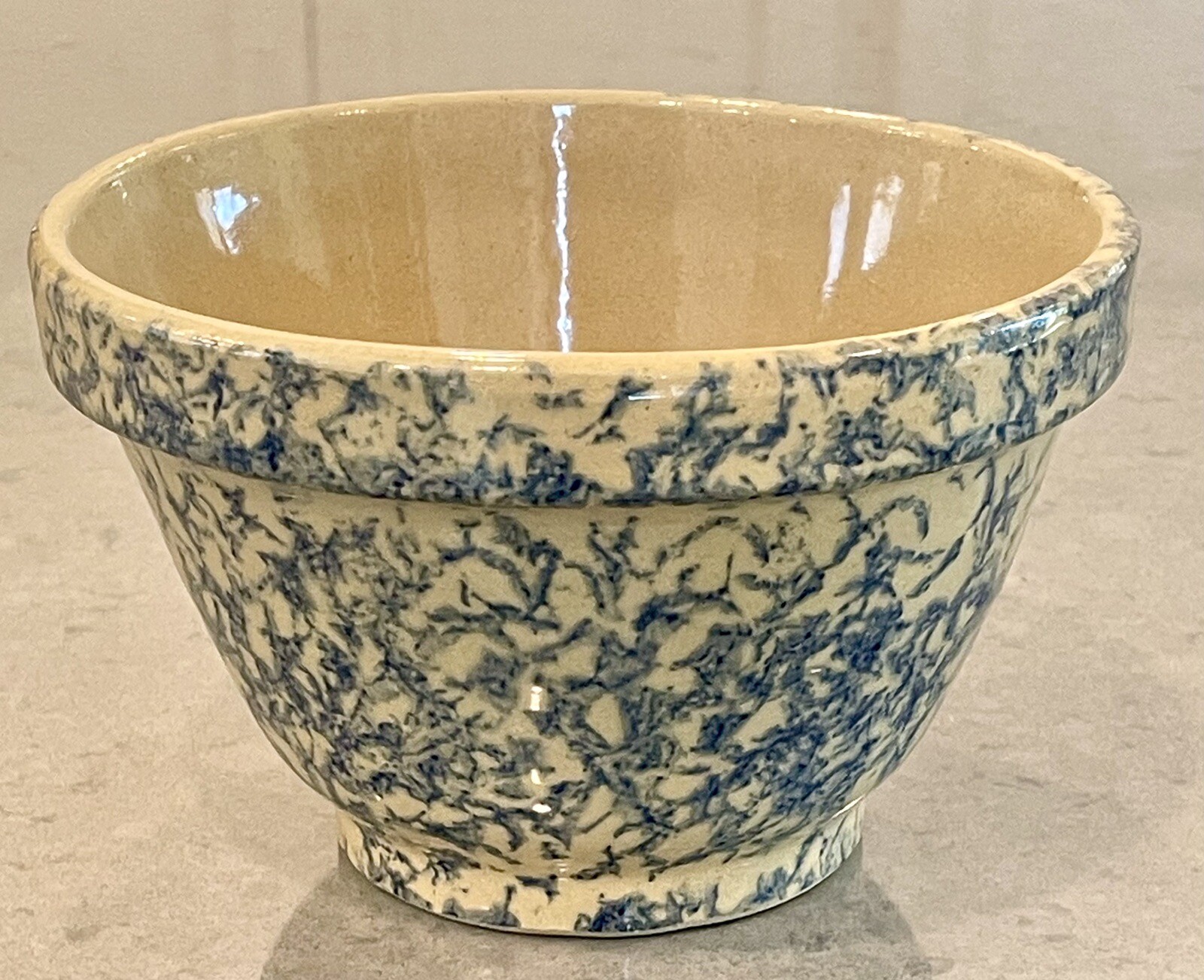 6” Diameter Robinson Ransbottom RRP Yellow ware Tan & Blue Sponge ...