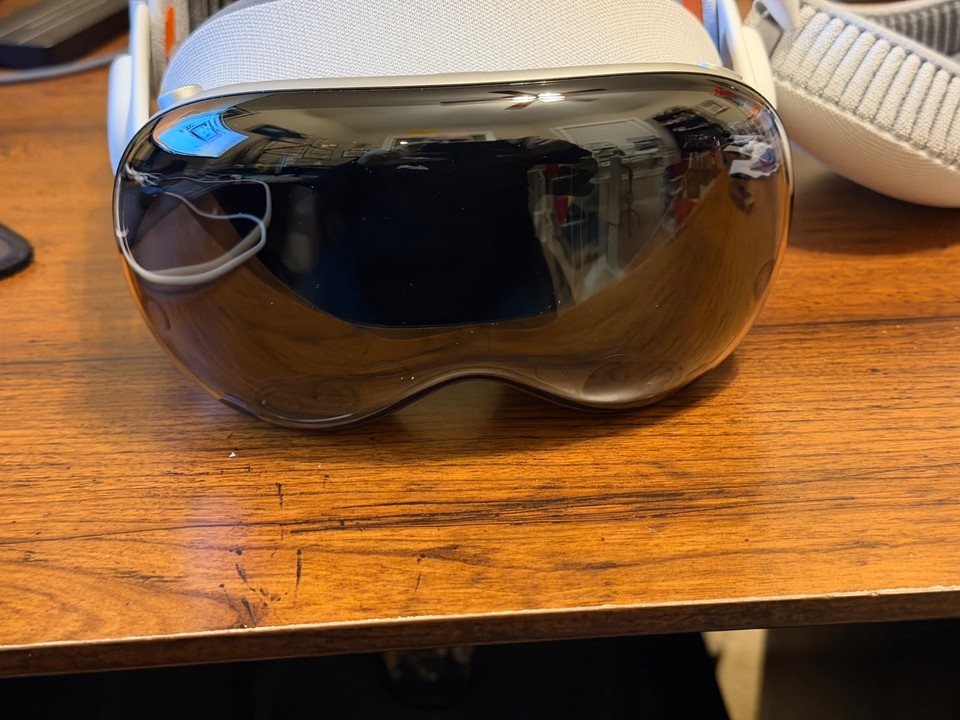 Apple Vision Pro 256GB M2 Complete with Single Loop Band | eBay