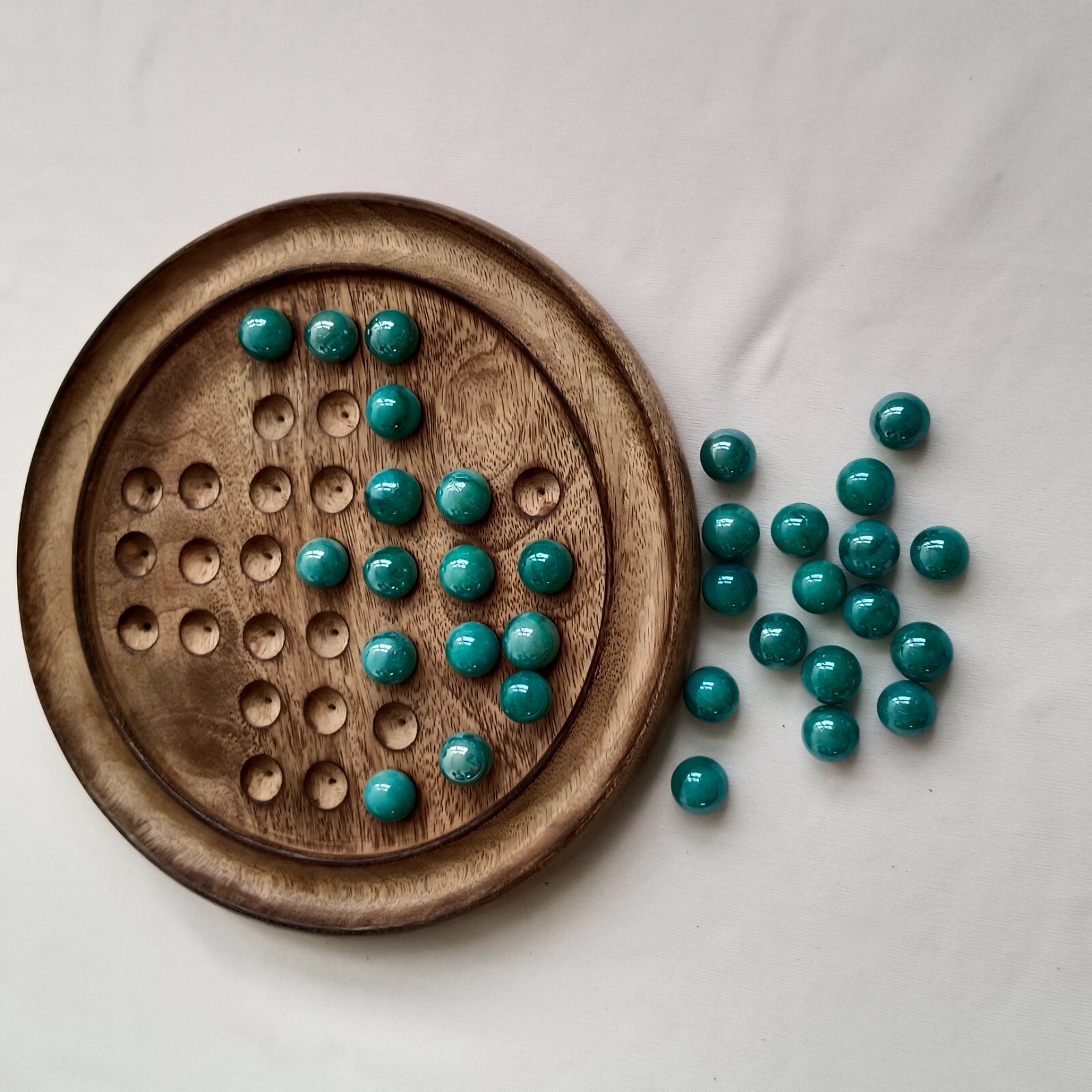 Solitaire Mango Wood Round Board Game 22cm and Glass Marbles classic ...