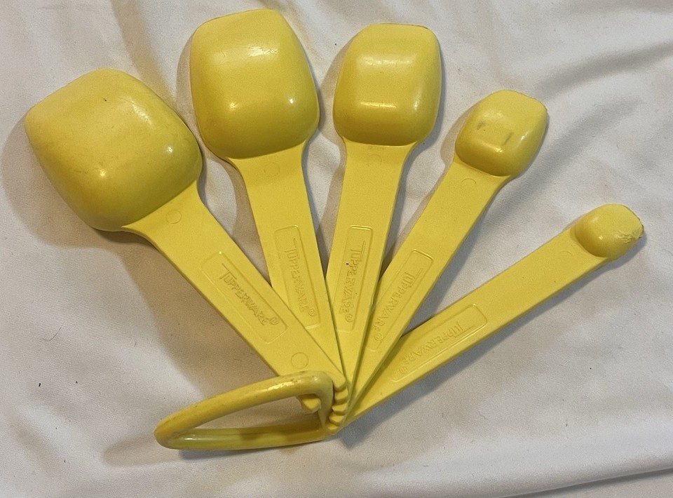 VTG Tupperware Yellow Plastic Measuring Spoons Teaspoon Tablespoon 5 ...