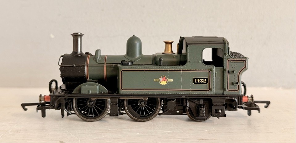 Hornby R2173 BR Class 14xx Train Pack 1432 & Two Auto Coaches OO Gauge ...