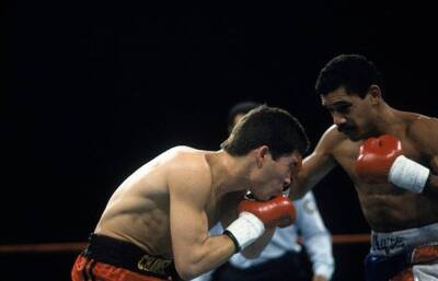 Edwin Rosario Connects A Punch To Julio Cesar Chavez OLD BOXING PHOTO ...