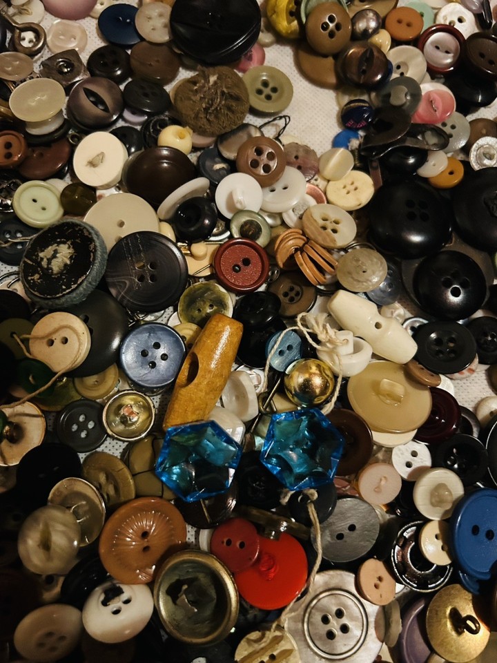 JOB LOT VINTAGE / RETRO BUTTONS VARIOUS SIZES AND STYLES | eBay UK
