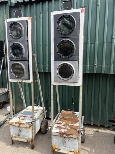 2x Hollco Signals Road Traffic Light Red Green amber £250+vat Control ...