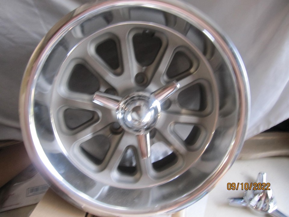 3 Bar Bullet Spinner/Knockoff Wheel Center Cap for US Mags U111 Rambler ...