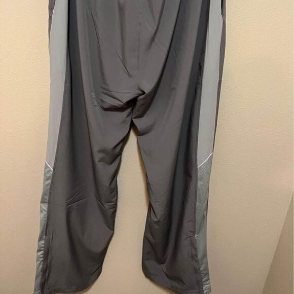 Men's NWOT Extra Large Grey with Silver Side Striped Reebok Jogger ...