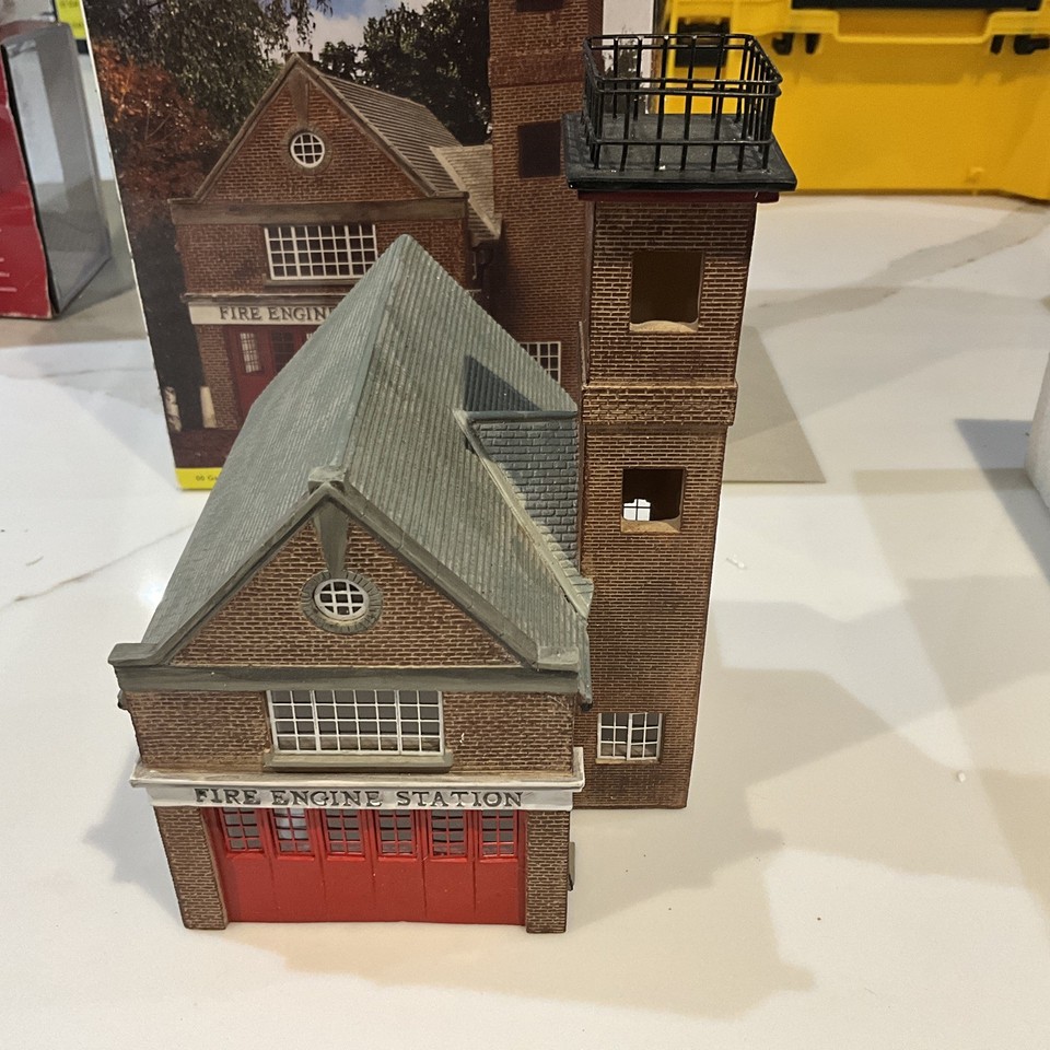 Hornby Skaledale R8626 Country Fire Station OO FIRE ENGINE PUMP 5 OO ...