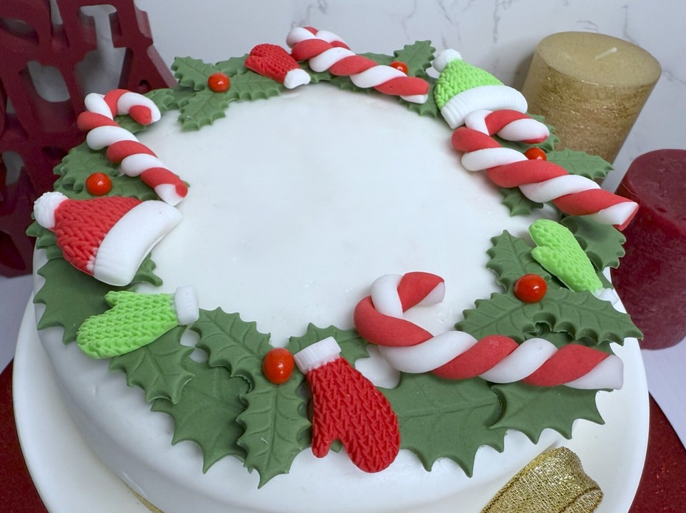Christmas wreath edible cake toppers decoration. Sugar paste Christmas ...