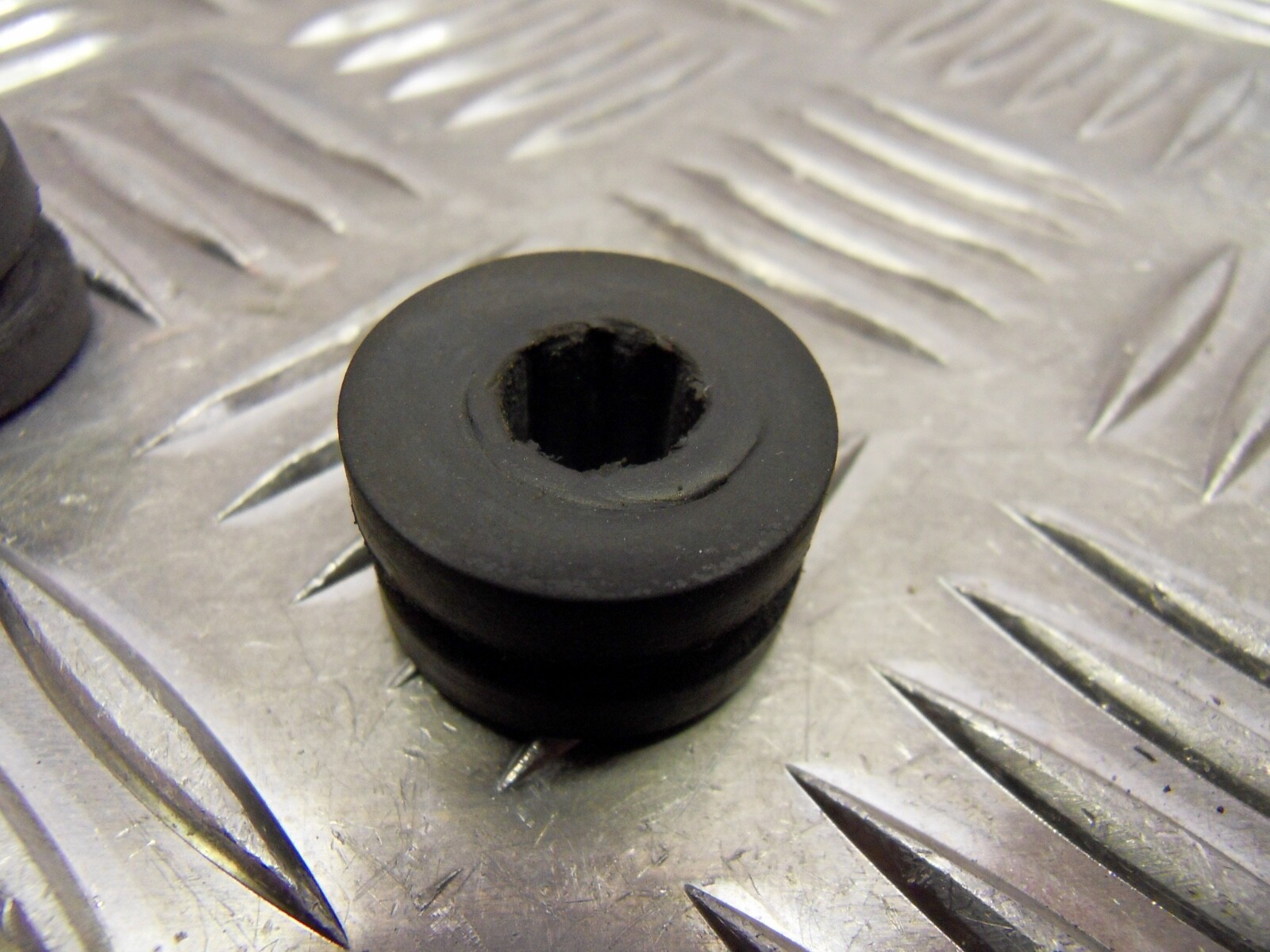Triumph Tiger 800 XC Clock / Speedo subframe mount grommet rubbers 2011 ...