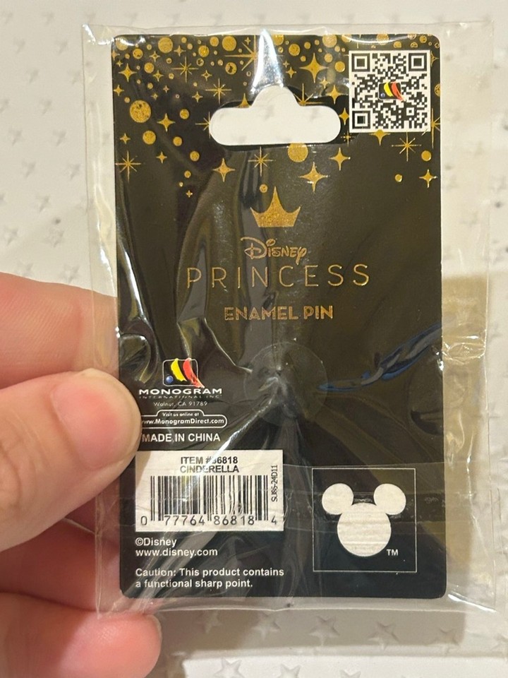 Disney Glitter Pin- PALM - Cinderella - Holding Glass Slipper-LE500 | eBay