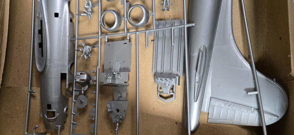 Monogram #5600 B-17G Flying Fortress 1:48 Scale Model Plane Open Box ...