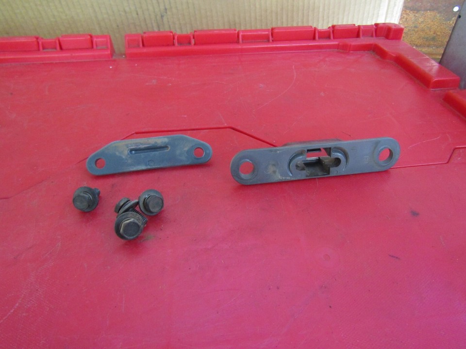 1998-2003 Toyota Sienna OEM driver side rear sliding door alignment tab ...