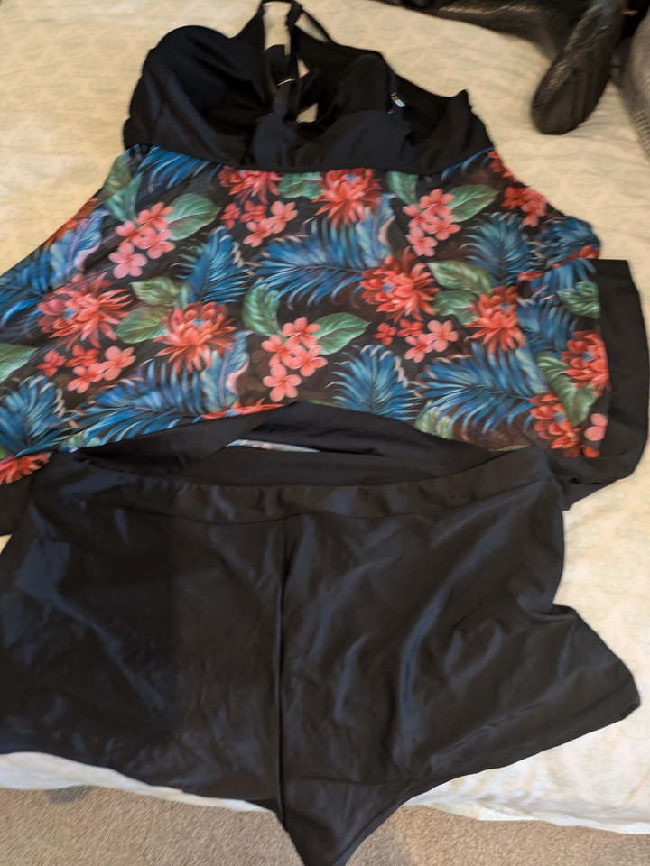 Ladies tankini, black and floral, short bottoms, floaty top size 3XL ...