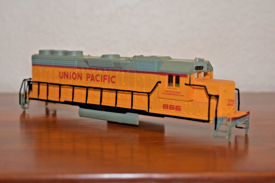 HO Train Locomotive Shell - Union Pacific / Santa Fe / Burlington ...