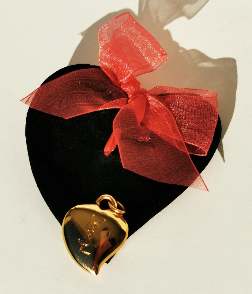 Pendentif YVES SAINT LAURENT cœur doré strass brillant siglé YSL au dos ...