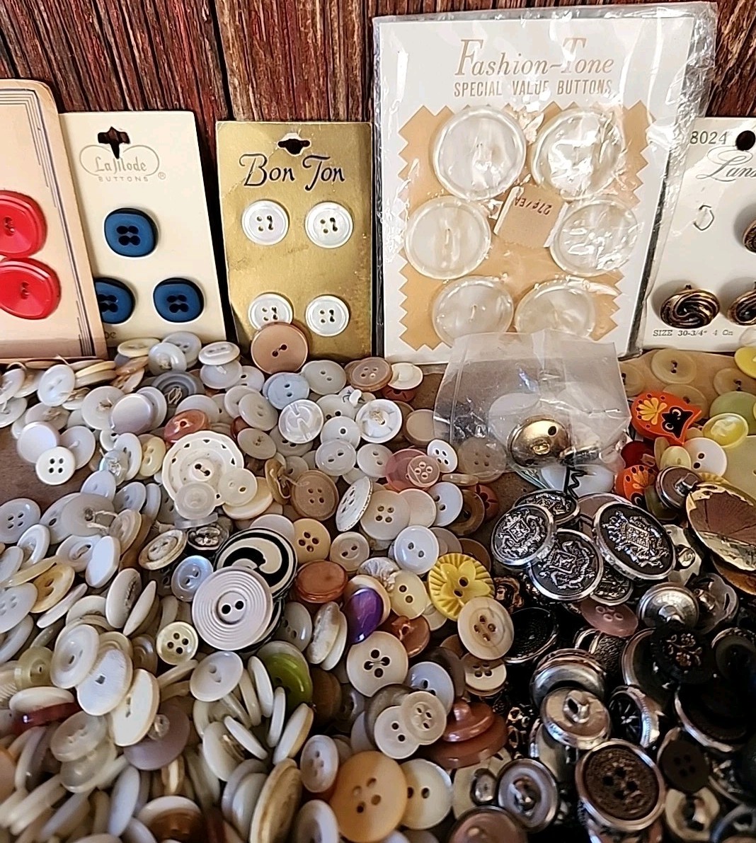 Lot of VINTAGE To MODERN Buttons, 3 Pounds 15 Ounces, Plastic, Wood ...