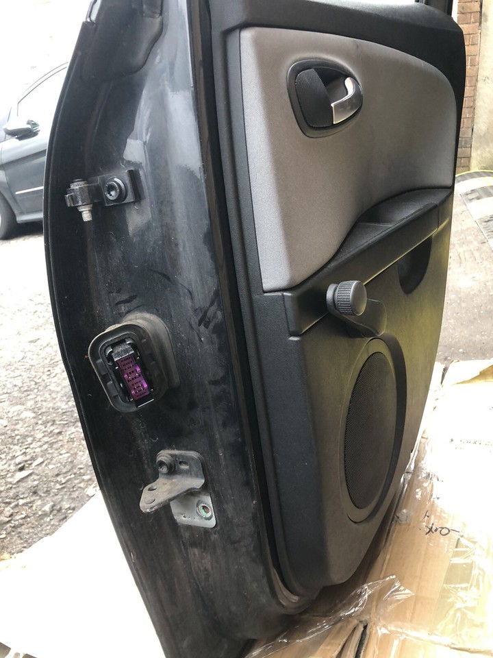 SEAT LEON 2011 COMPLETE REAR DOOR NEARSIDE IN BLACK COLOR PAINT CODE ...