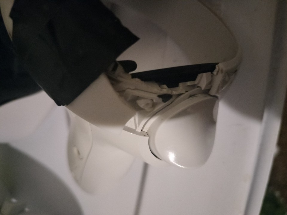 broken oculus quest 2 headset, white, screen doesn't turn on, broken ...