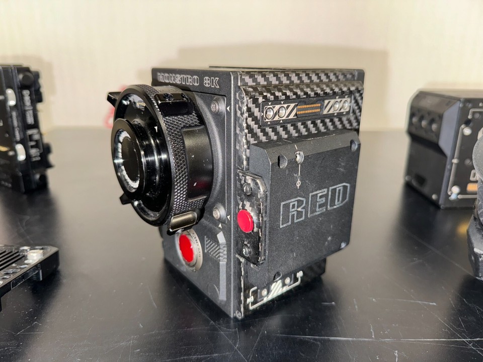 RED DSMC2 8K VV w/ MONSTRO Sensor, (x2) 480gb Mini Mags + Case and ...