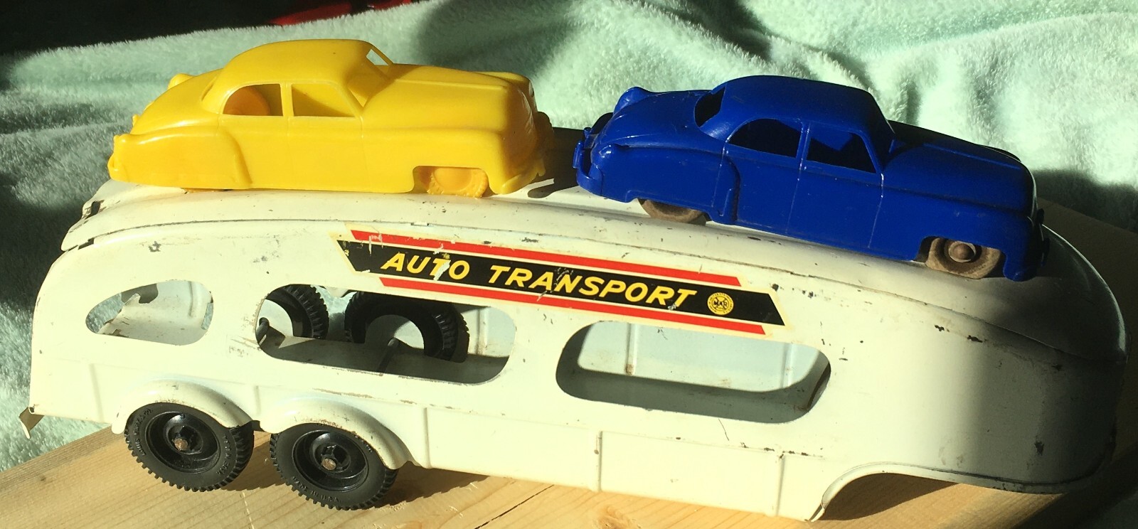 MARX 22.5" DELUXE AUTO TRANSPORT With 2 metal Cadillacs & 2 MARX cars ...