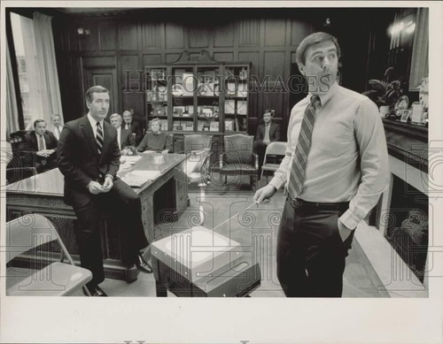 1986 Press Photo Gerald Hayes Talks Civic Center to City Council, Mayor ...
