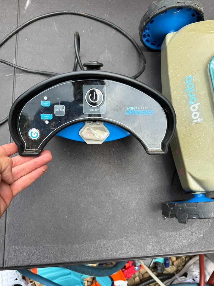 Aquabot Pura 4xt. Output Is 48 Volts It's Model Number A78003 | eBay