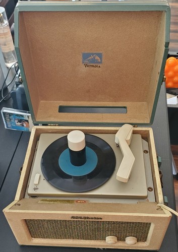 Vintage RCA Victor (8-EY-31 HE) Portable Suitcase Victrola Record ...