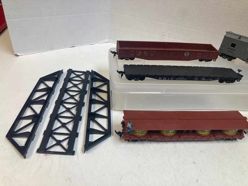 Revell HO Electric Train Set Incomplete – 5 Freight Cars & Bridge Parts ...