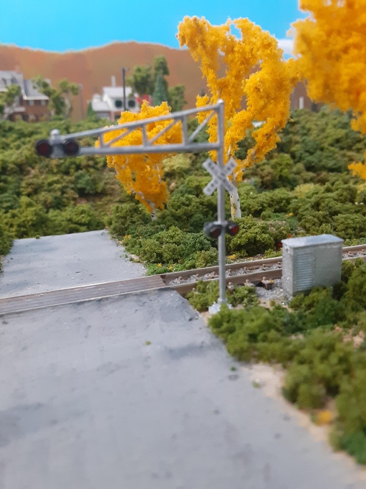 n scale crossing signal set of Two Includes Battery Cabinet. non ...