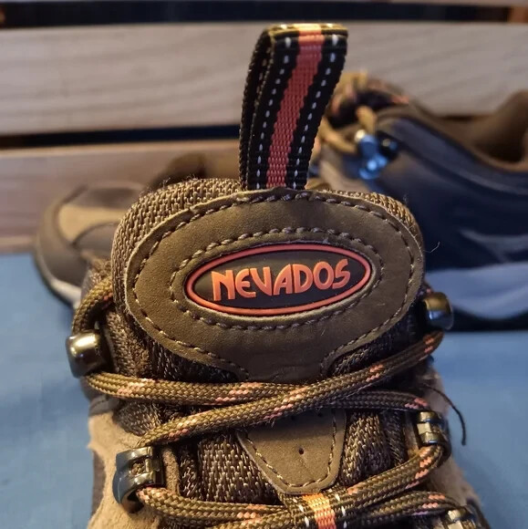 Nevados Women's Fissure Trail Hiking Sneakers - Size 8 - Gem