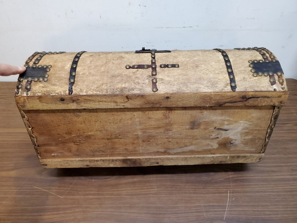 Antique Round Cylindrical Leather Covered Trunk, c.1822 I. Sanford ...