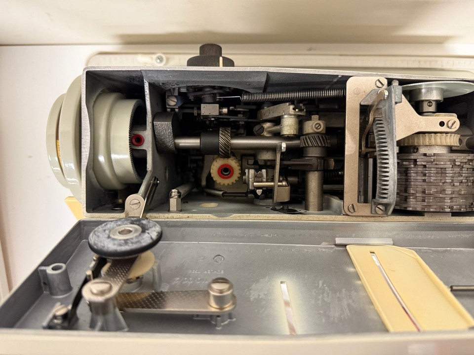 Bernina 840 Favorit Semi-Industrial Sewing Machine with Pedal Case ...