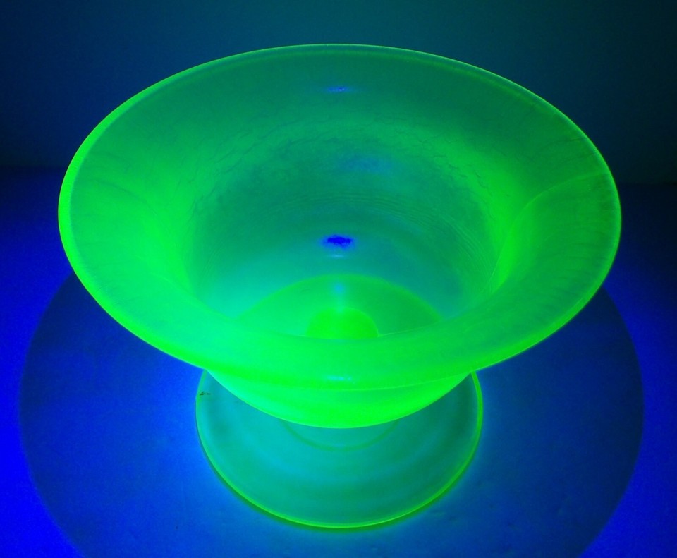STUNNING VINTAGE YELLOW/VASELINE/URANIUM STRETCH GLASS 5 1/2" FOOTED ...