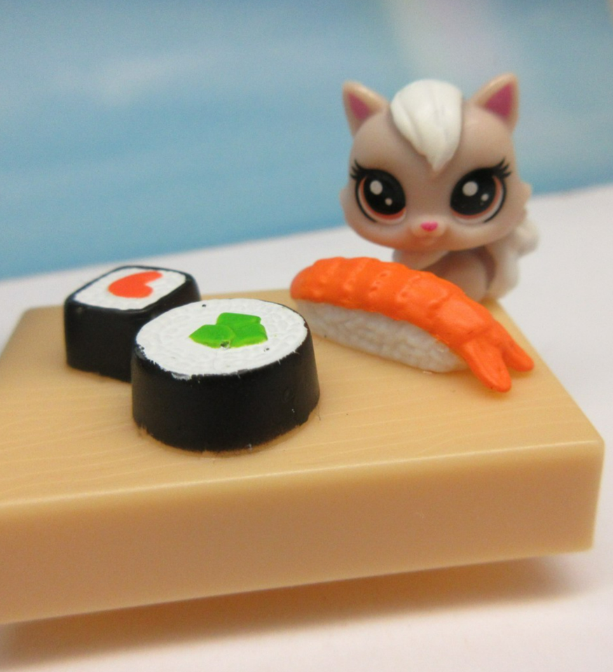 LITTLEST PET SHOP #973 GRAY PERSIAN CAT SUSHI TABLE CHOP STICKS TEENSIE ...