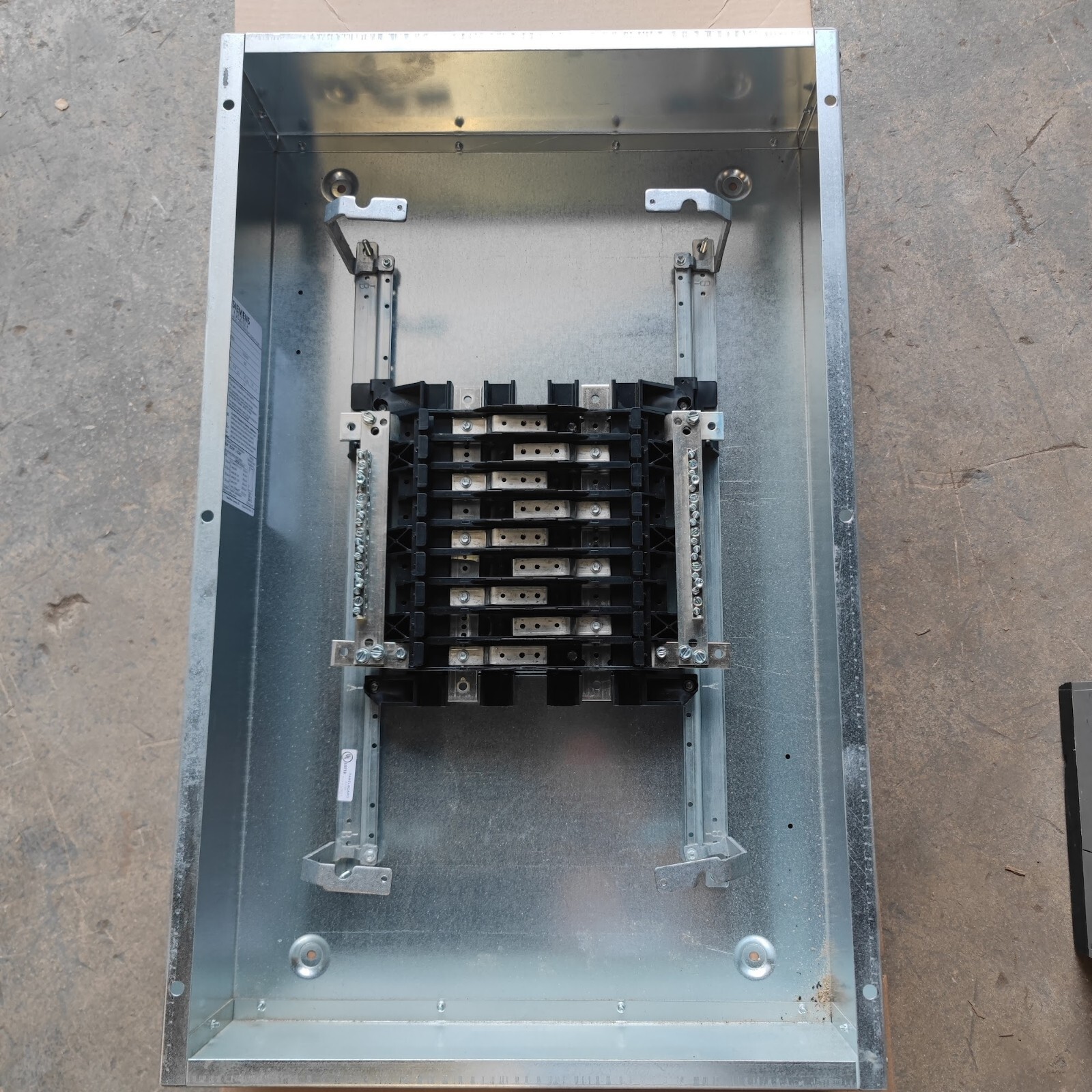 SIEMENS 250 AMP PANELBOARD 240 120 V SINGLE PHASE 1PH 3W 18 Cir NEMA 1 ...