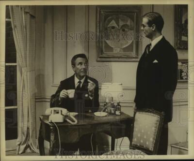 1960 Press Photo Actors Tom Helmore, John Welligau in "Hilary" scene ...