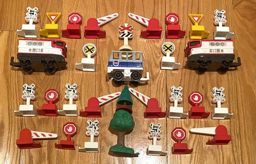 GeoTrax Lot of 30 Signs Trees Crossing Stop Gates Goggles Bunsen Push ...