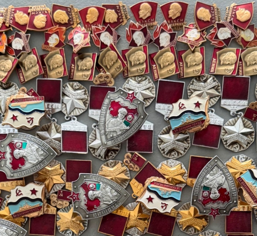 Lot 100 Assorted Pins & CCCP 1917-1991 Orders & Medals Book included W ...