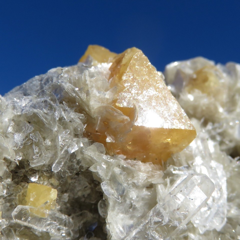 Minerals Stunning Scheelite Ottaedrica On Muscovite Silver Chinese | eBay