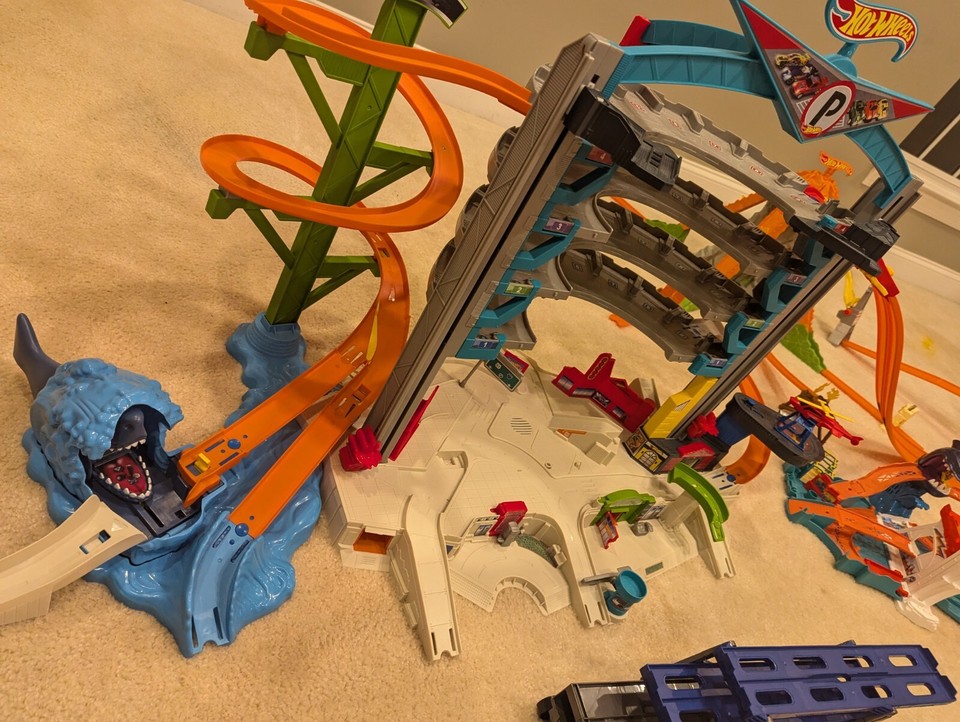 Huge Lot of Hot Wheels Track Sets includes 67 Cars, Car Hauler and 8 ...