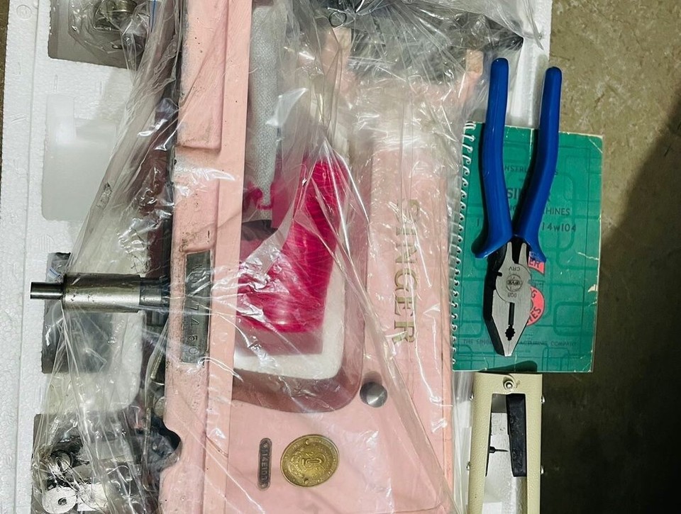 Singer 114w103 Chain stitch & Moss Stitch Embroidery Machine + table ...