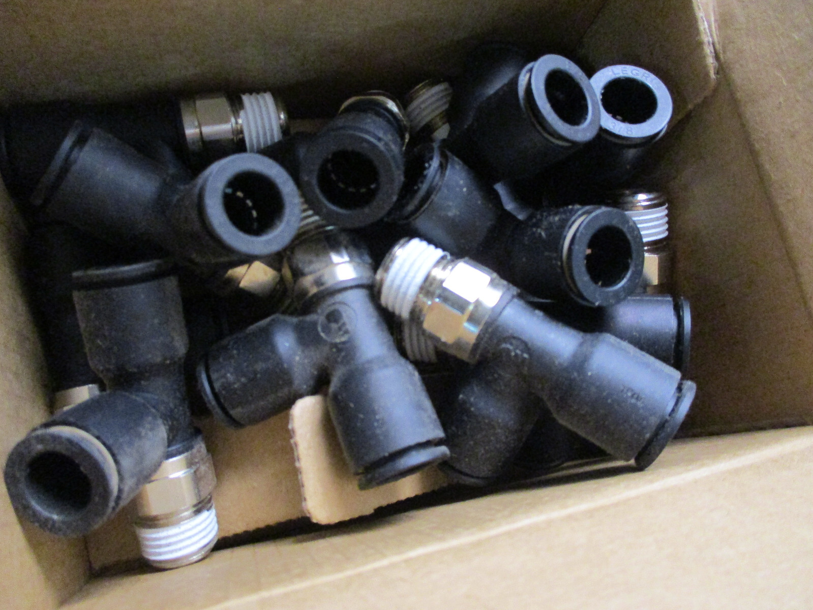 Lot of 24 Legris Connectic 3103 60 14 Male Tee 3/8" OD Connectors [4*L ...