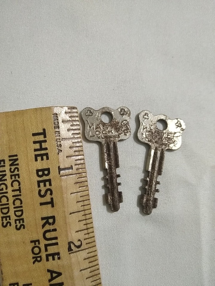 ANTIQUE RARE MASTER LOCK CO. CLOVER LEAF Silver Skelton? Chest KEYS 2 ...